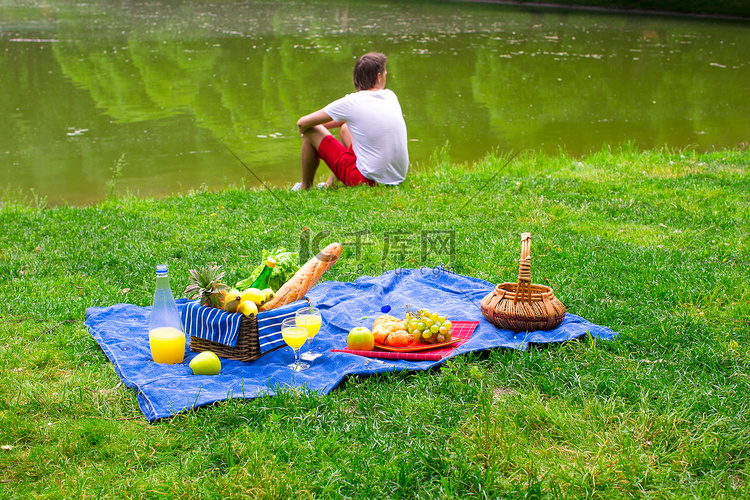 独自野餐的年轻人高清摄影大图-千库网