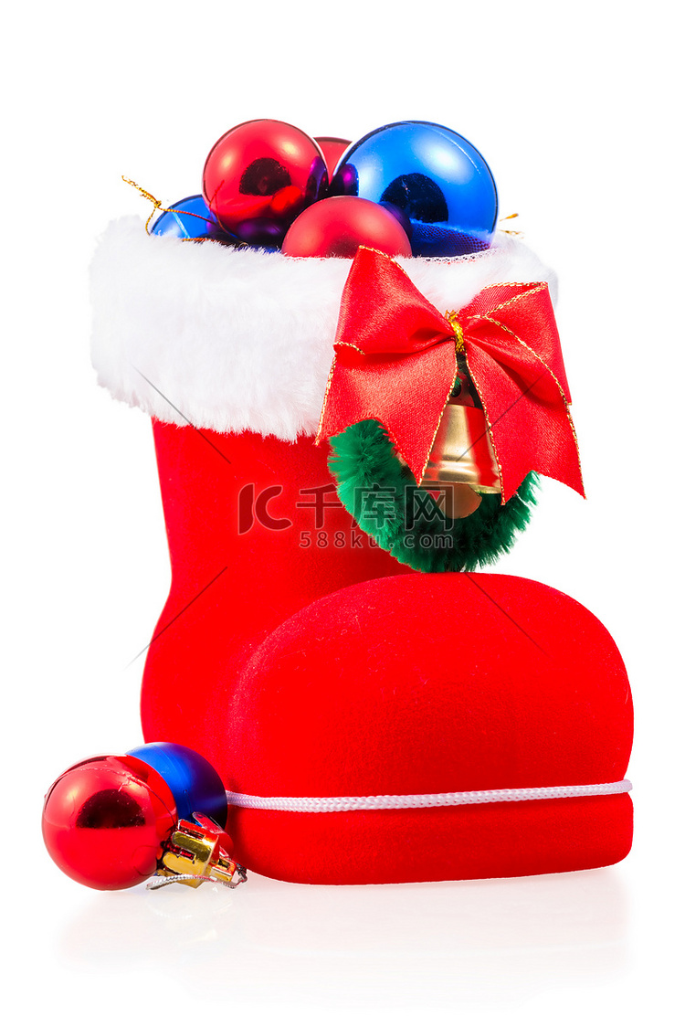 白色背景上满是圣诞球的圣诞红靴子我高清摄影大图-千库网