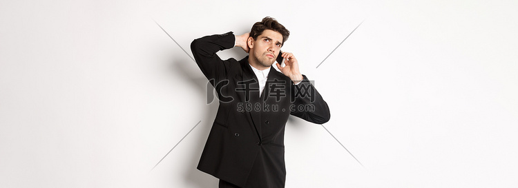 优柔寡断的商人在电话中交谈和思考、看起来怀疑、做出决定、站在白色背景上的形象高清摄影大图-千库网