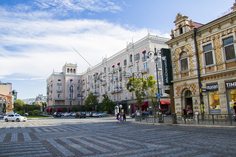 第比利斯市中心、街道情况、人、汽车和建筑物。高清摄影大图-千库网