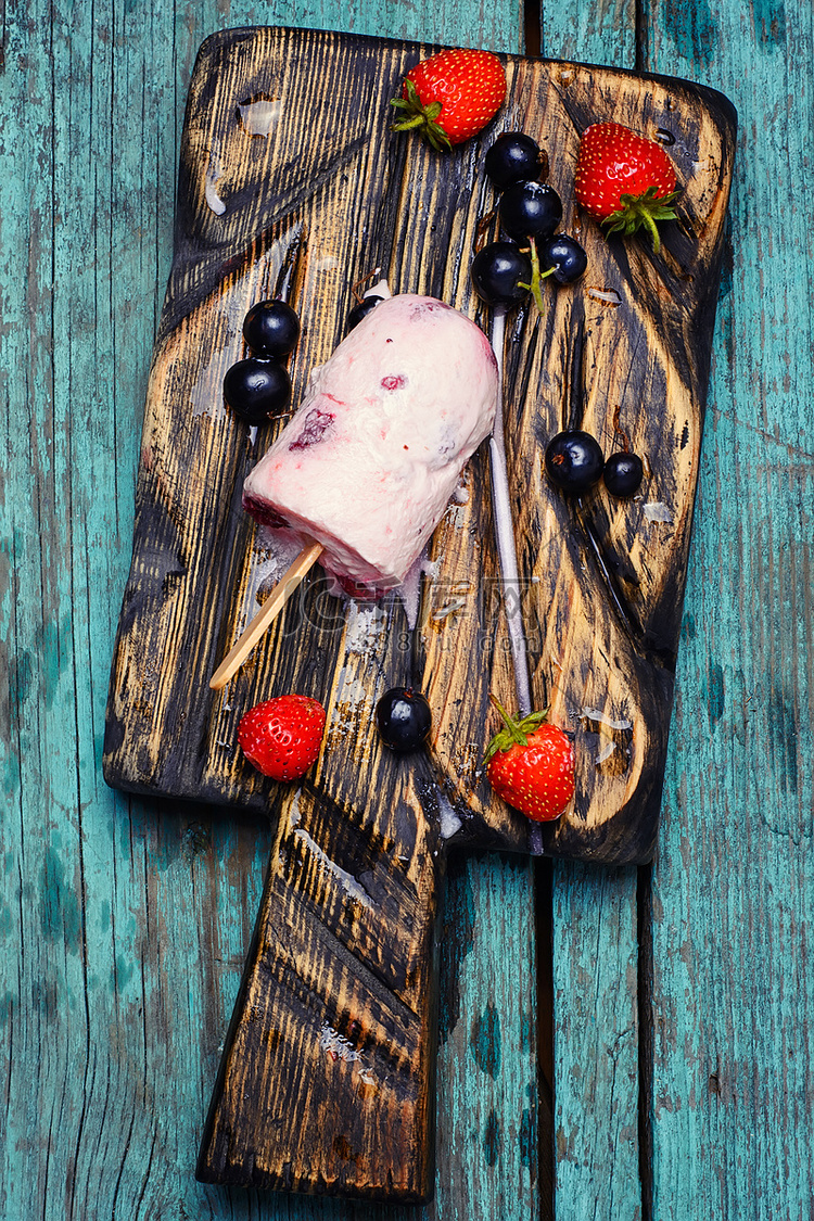 自制草莓冰淇淋高清摄影大图-千库网