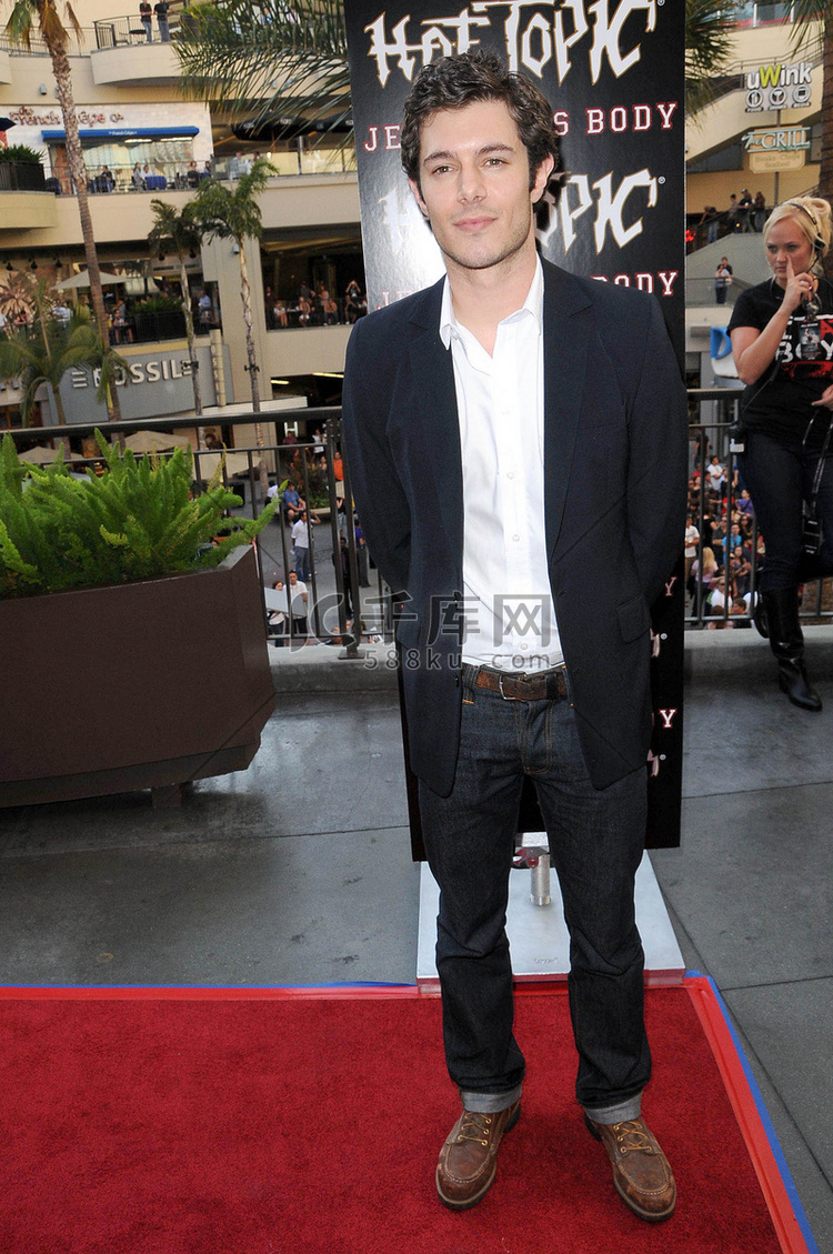 亚当·布罗迪 (Adam Brody) 在店内亮相，由《詹妮弗的身体》(Jennifers Body) 演员出演。高清摄影大图-千库网