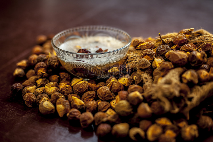 装在麻袋中的无皂坚果或 reetha 或 areetha 的镜头，以及玻璃碗中的一些天然洗发水。高清摄影大图-千库网