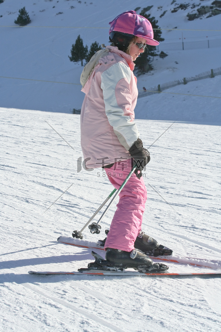年轻的女孩犁雪高清摄影大图-千库网