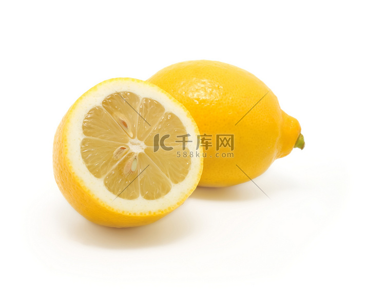 白色背景上的绿色柠檬高清摄影大图-千库网