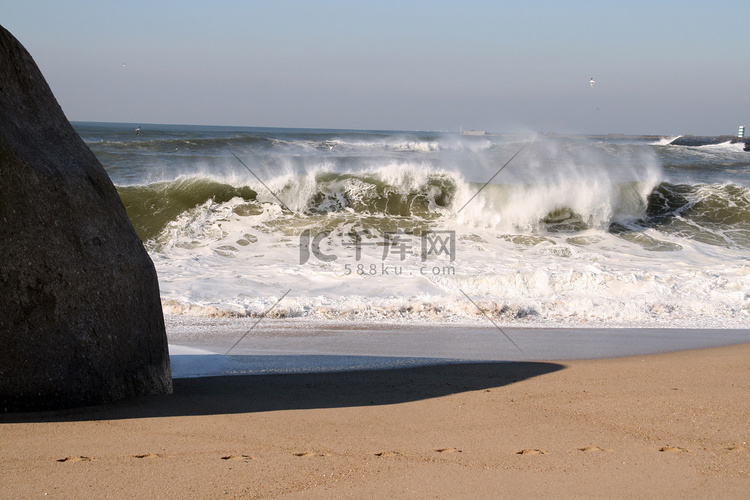 海滩波浪高清摄影大图-千库网