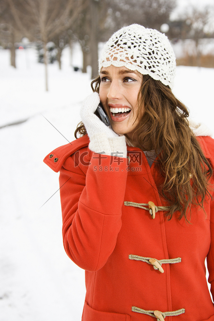 打电话的女人。高清摄影大图-千库网