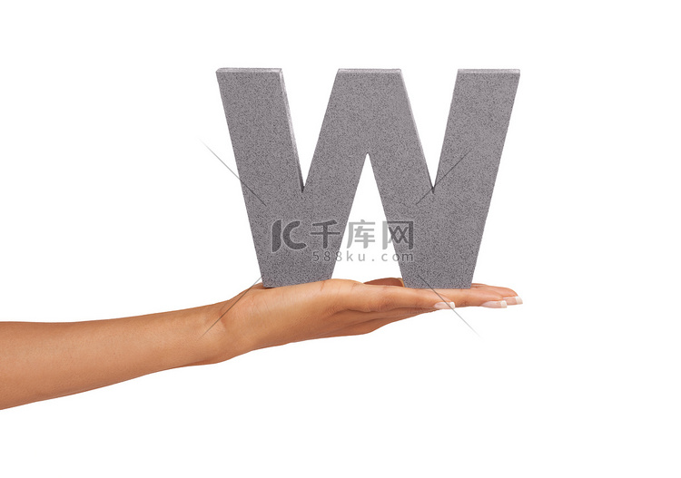 你会用这个 W 做什么。一位年轻女子拿着一个大写字母 W，孤立在白色背景上。高清摄影大图-千库网