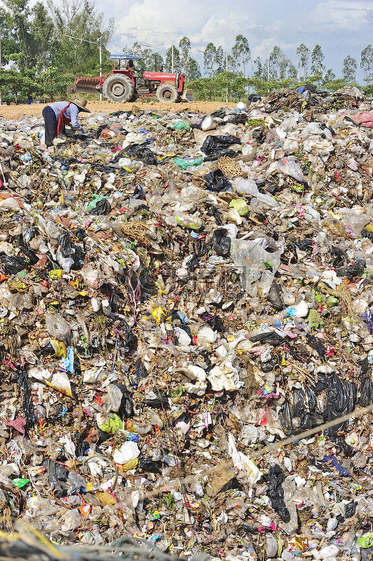 一堆生活垃圾在泰国。高清摄影大图-千库网