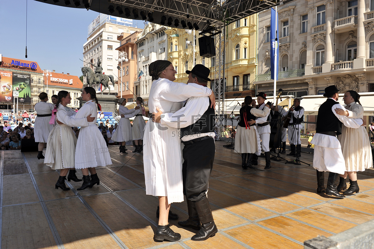 穿着克罗地亚民族服装的 Veliko Trgovisce 民间团体 Sloga 的成员高清摄影大图-千库网