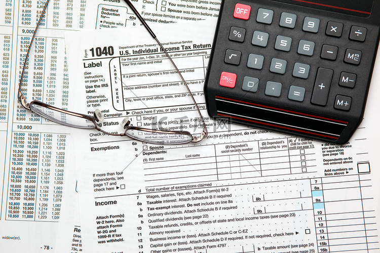 纳税时间-美国 1040 纳税申报单特写镜头与计算器和 g高清摄影大图-千库网