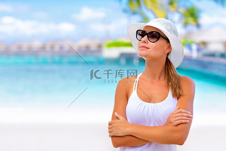 快乐的女孩在度假高清摄影大图-千库网