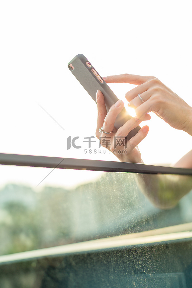 使用手机的女人高清摄影大图-千库网