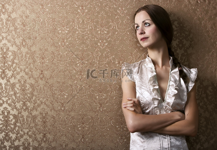 靠在墙上的年轻女子高清摄影大图-千库网