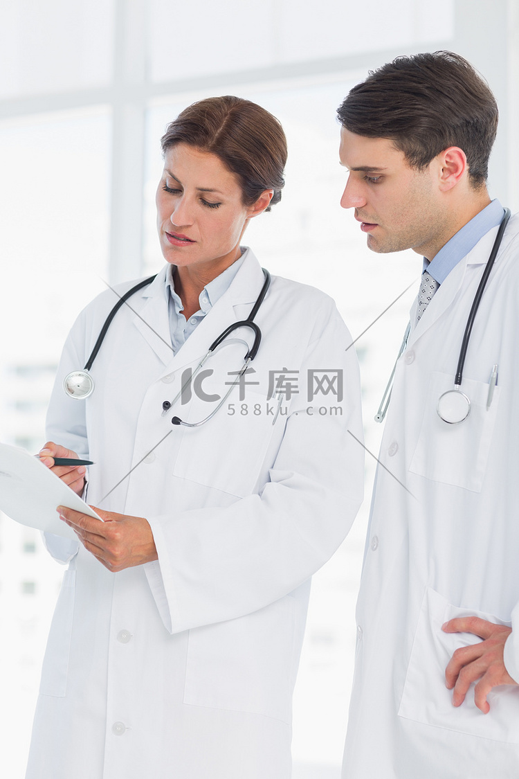 医生在医院看报告高清摄影大图-千库网