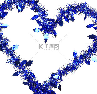 圣诞蓝色金属丝以心的形式出现。高清摄影大图-千库网