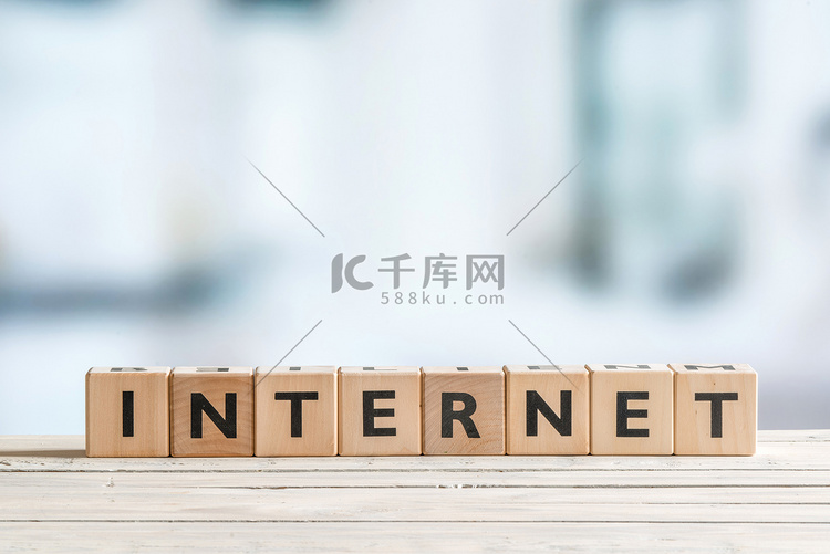 在一张明亮的桌上的互联网标志高清摄影大图-千库网