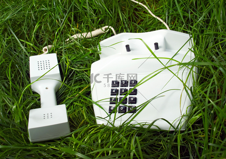 在不寻常的地方打电话高清摄影大图-千库网