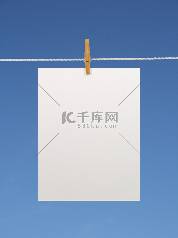 晾衣绳上的白纸（+2 条剪裁路径）高清摄影大图-千库网