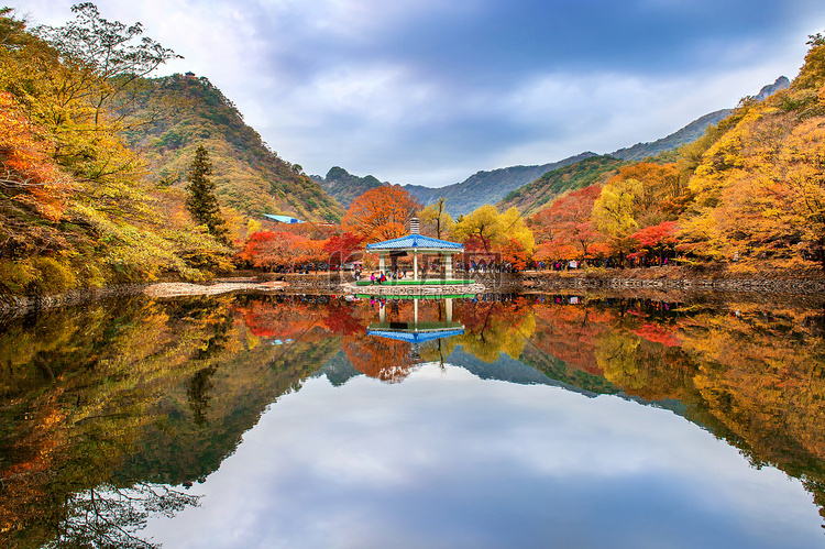 游客在秋季拍摄韩国 Naejangsan 周围美丽的风景。高清摄影大图-千库网