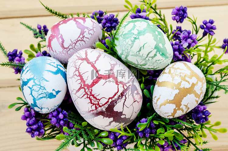花瓶中装饰的复活节彩蛋。高清摄影大图-千库网