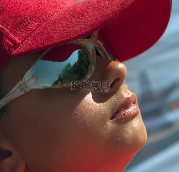 男孩和墨镜高清摄影大图-千库网