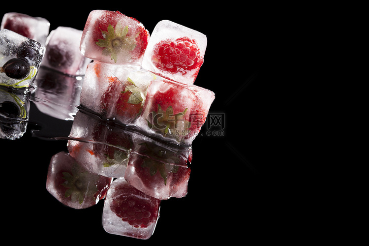 在黑色隔绝的冷冻水果。高清摄影大图-千库网