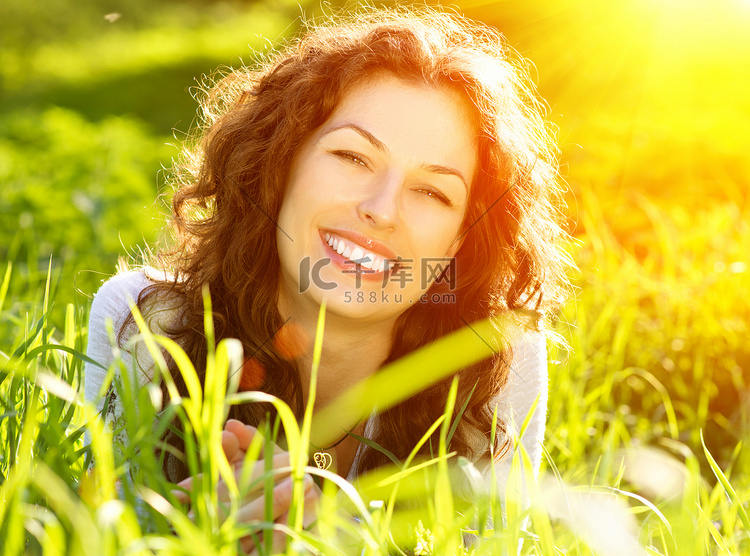 户外美丽的少妇。高清摄影大图-千库网