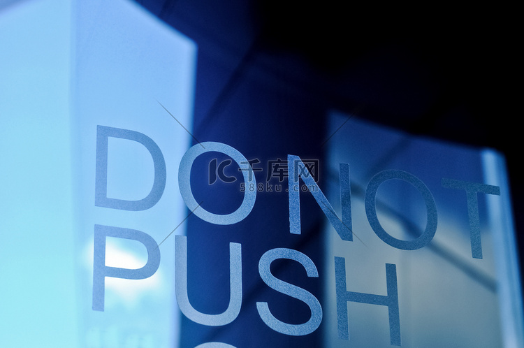 DO NOT PUSH 摆动透明蓝色门高清摄影大图-千库网