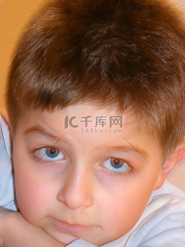 一个男孩高清摄影大图-千库网