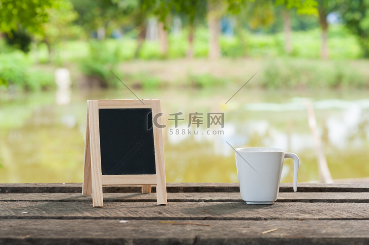 在土气木桌上的小黑板高清摄影大图-千库网