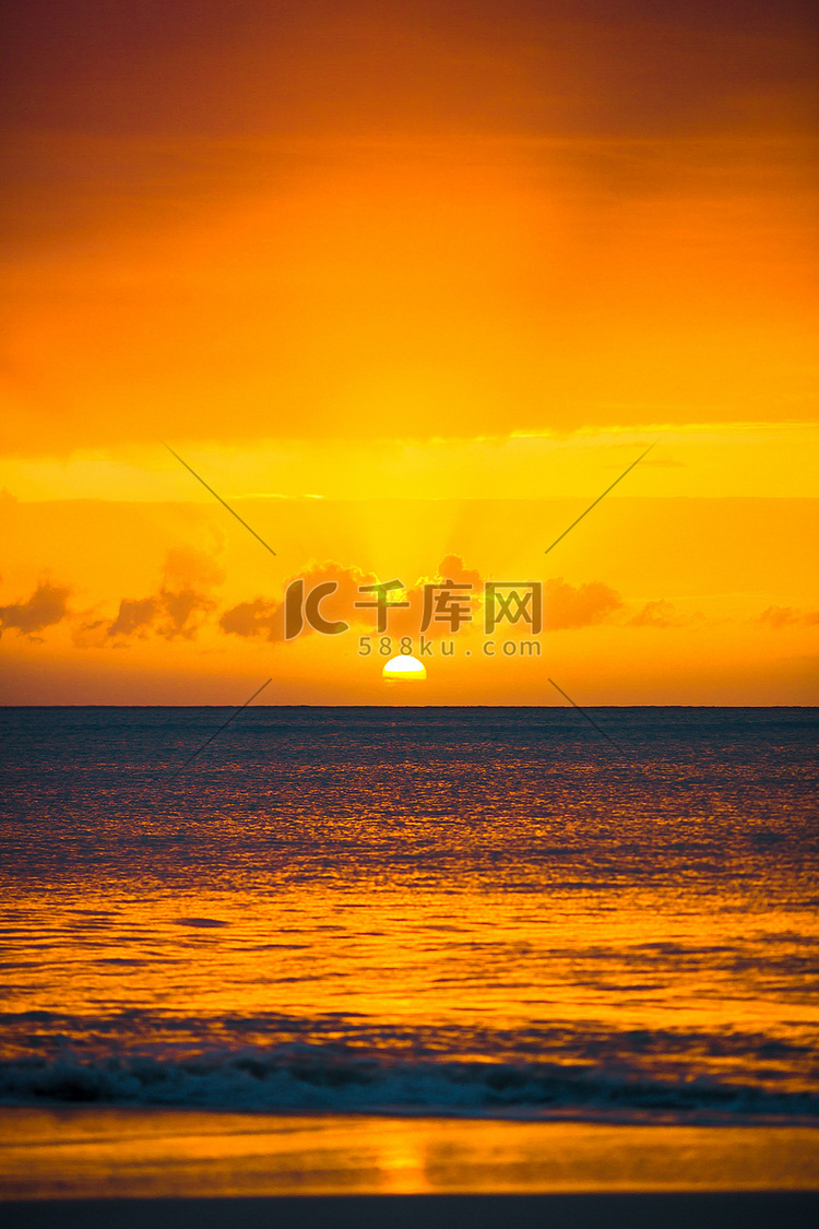 在一个异乎寻常的加勒比海滩的惊人的美好的日落高清摄影大图-千库网