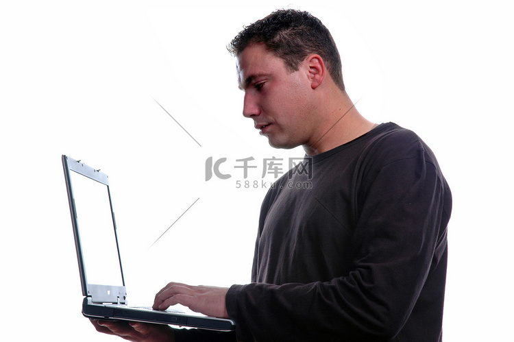 被白色隔离的年轻人拿着笔记本电脑高清摄影大图-千库网