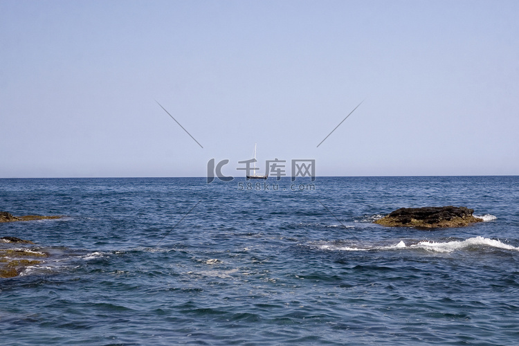 地中海沿岸的礁石高清摄影大图-千库网