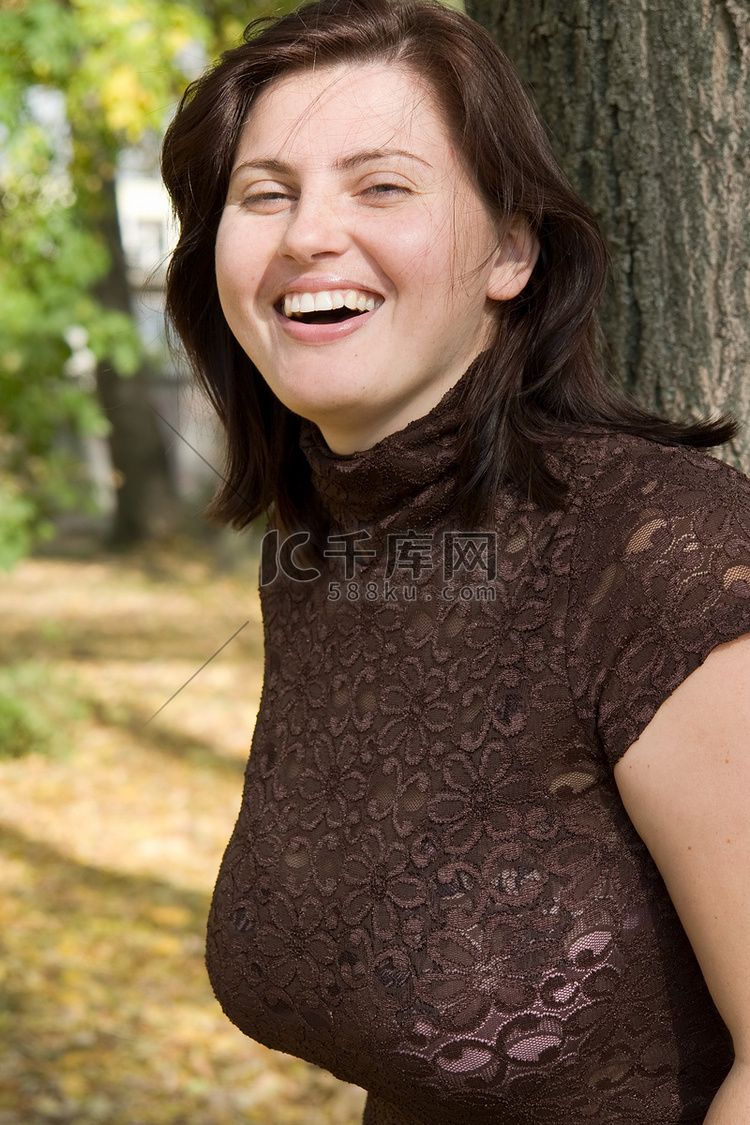 微笑的女人高清摄影大图-千库网
