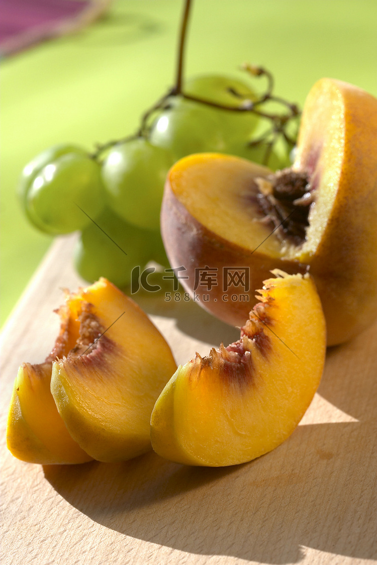 葡萄和桃子高清摄影大图-千库网