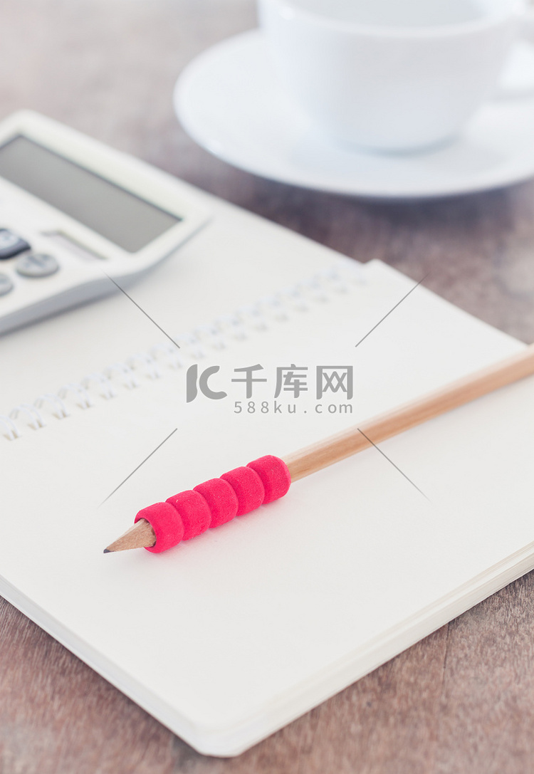 用铅笔打开空白笔记本高清摄影大图-千库网