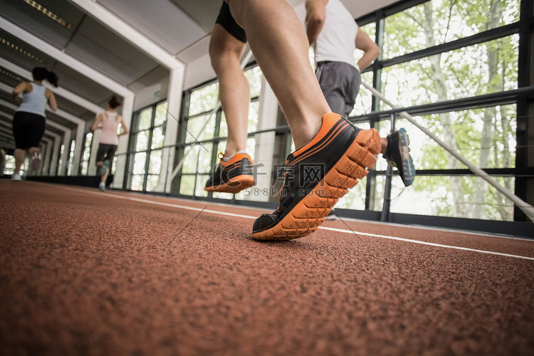 四名运动男女跑步高清摄影大图-千库网