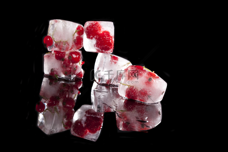 冰块与冷冻水果。高清摄影大图-千库网