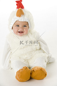 穿鸡服的婴儿高清摄影大图-千库网