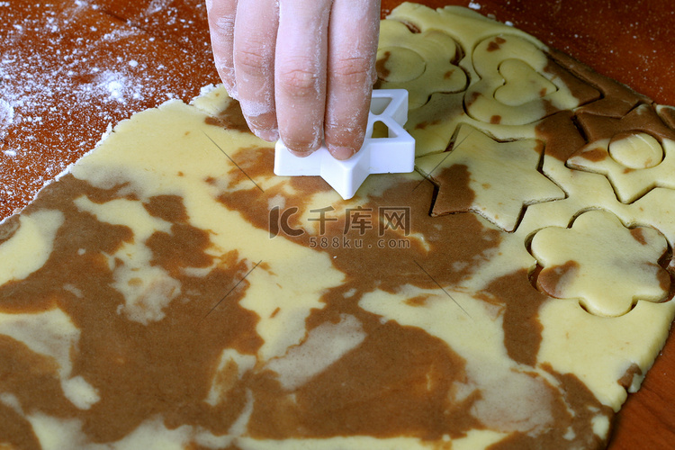 手上有斑点的面团和星形高清摄影大图-千库网