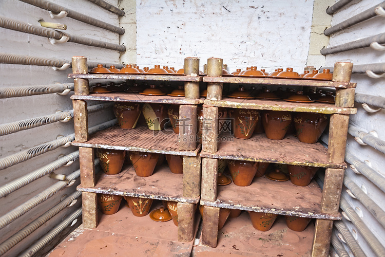 西班牙安达卢西亚哈恩省 Bailen 典型的粘土陶瓷高清摄影大图-千库网