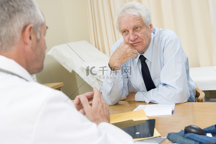 男人在医生办公室皱眉高清摄影大图-千库网