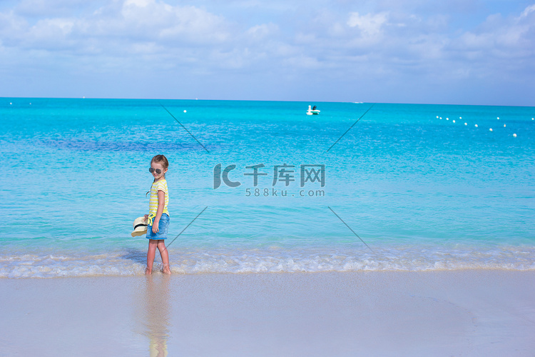 暑假期间在海滩上戴墨镜的小女孩高清摄影大图-千库网