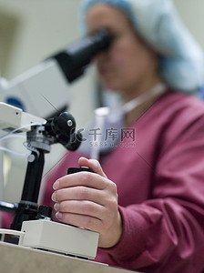 胚胎学家进行细胞质内单精子注射高清摄影大图-千库网