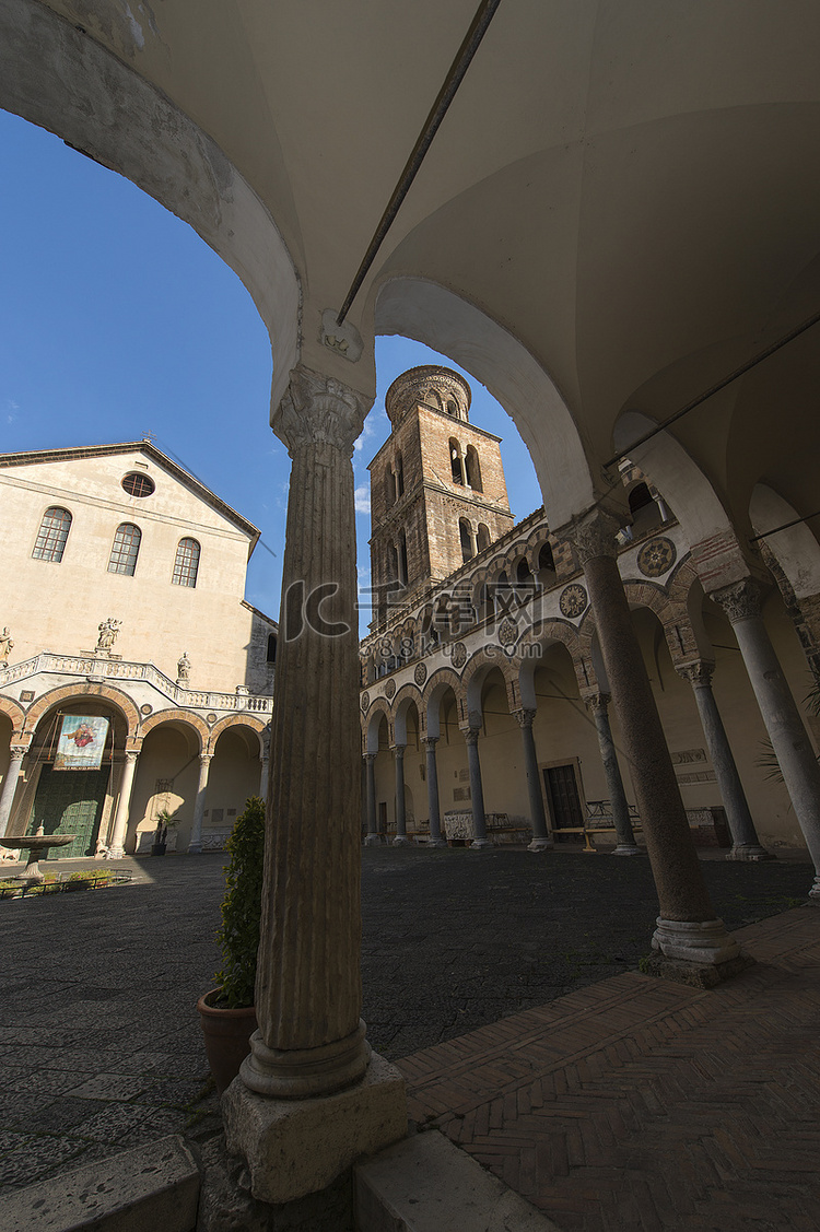 萨勒诺大教堂：庭院高清摄影大图-千库网