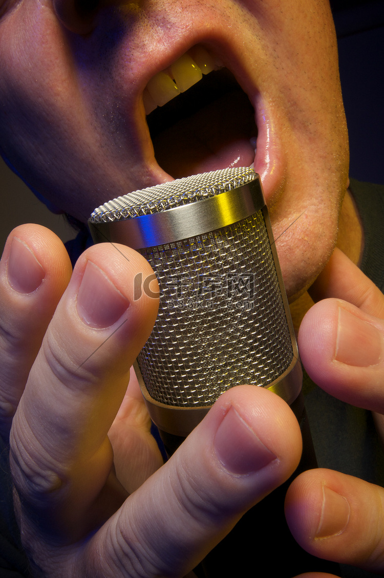 歌手和麦克风高清摄影大图-千库网