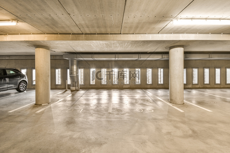 一个空荡荡的停车场，里面停着一辆车高清摄影大图-千库网