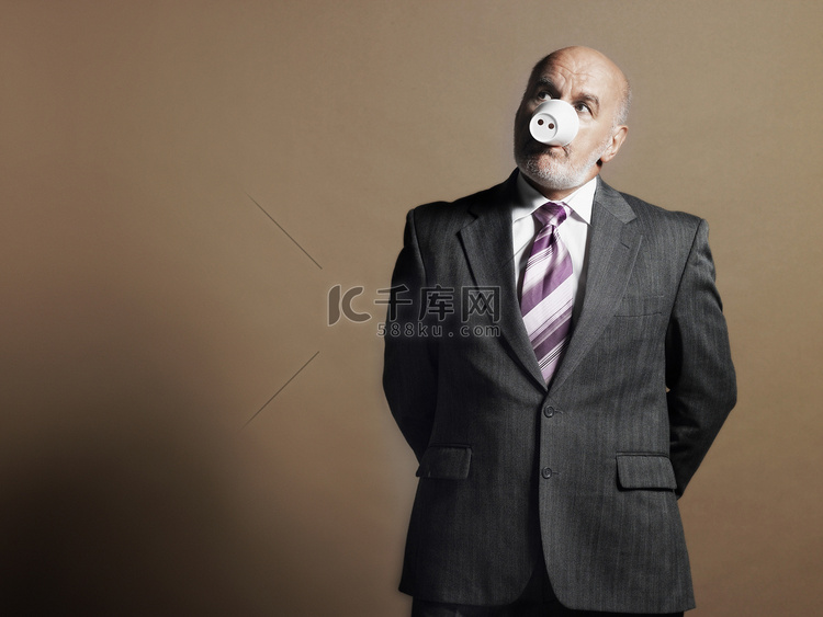 商人戴塑料杯作为猪鼻子的一半长度高清摄影大图-千库网