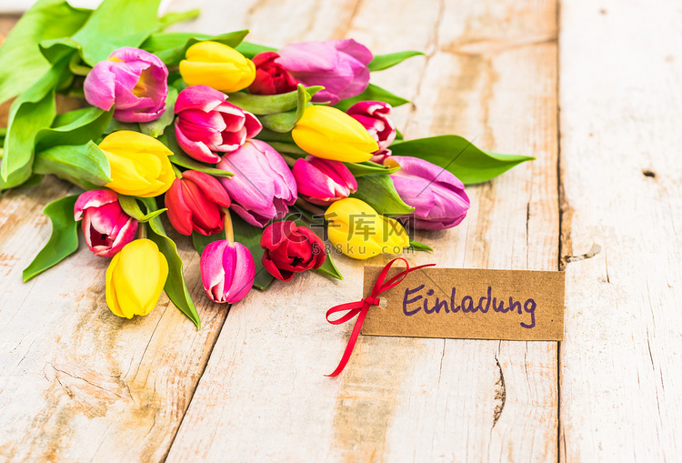 邀请卡与五颜六色的一束鲜花高清摄影大图-千库网